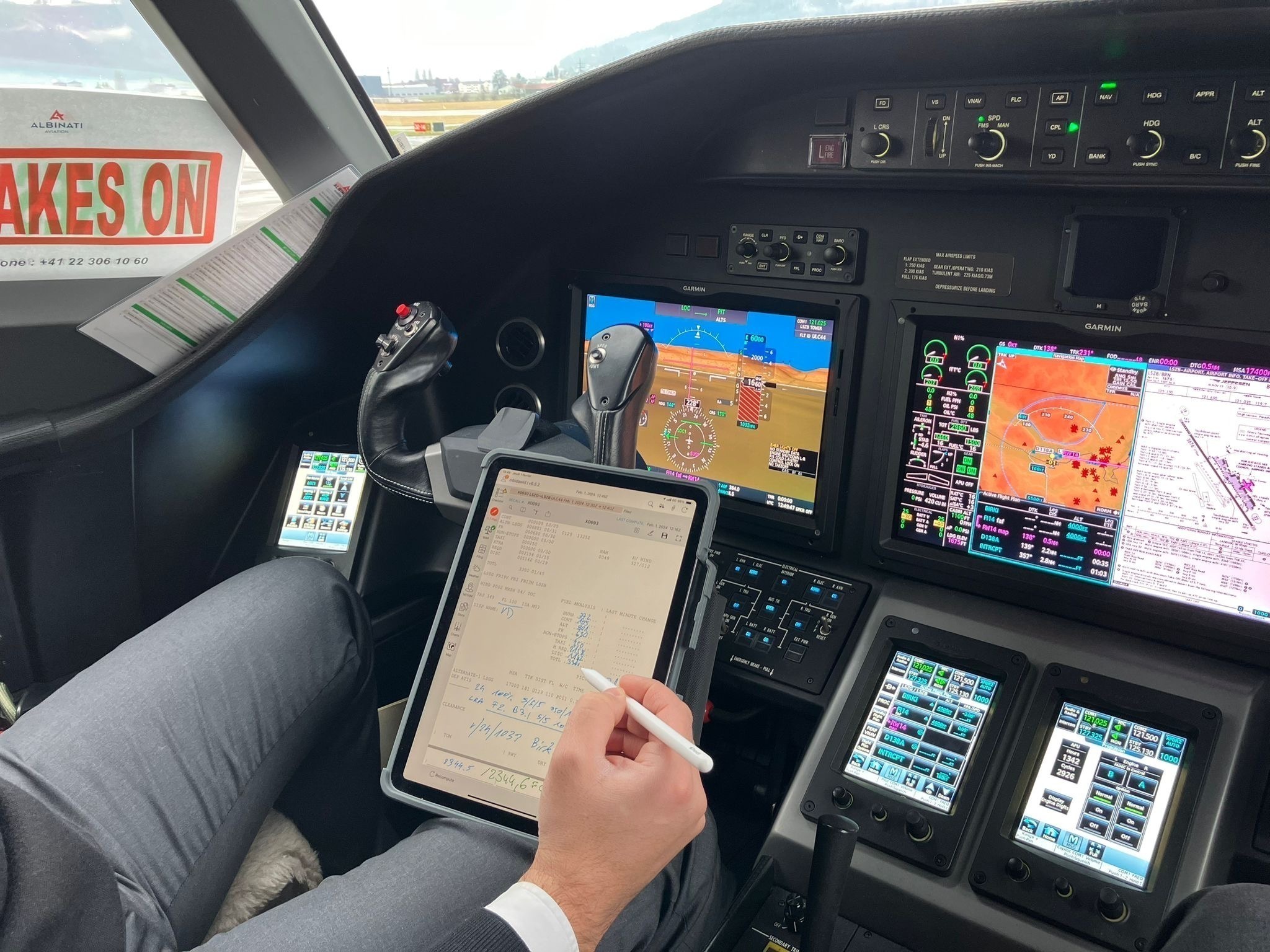 Paperless Cockpit - Ultimate Jet | The Voice of Business Aviation since ...